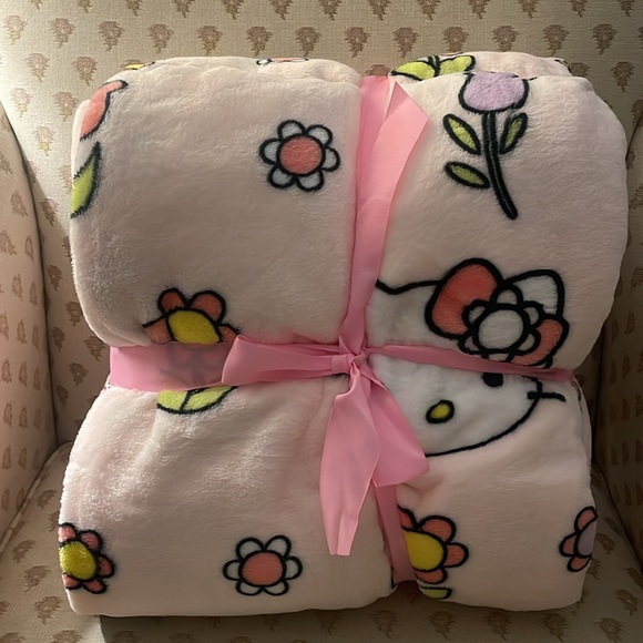 Hello Kitty | Bedding | Hello Kitty Plush Throw Blanket | Poshmark